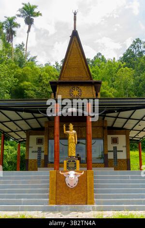 Statue of Petrus pasulu' (the youngest son of Ne' Gandeng) in front of ...