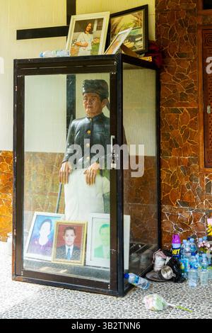 Statue of Petrus pasulu' (the youngest son of Ne' Gandeng) in front of ...