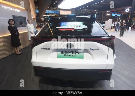 Visitors watched the L4-level driverless car 4X Robotaxi jointly ...