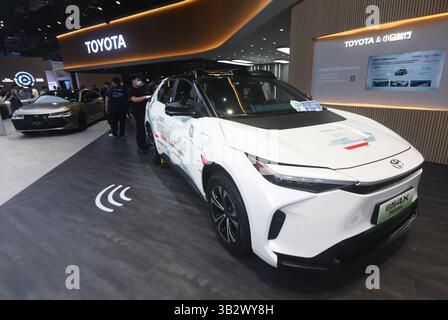 Visitors watched the L4-level driverless car 4X Robotaxi jointly ...