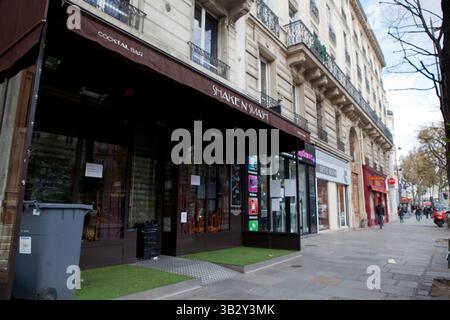 Paris after Terror Attacks on 13/11/15, cafes and restaurants are empty ...
