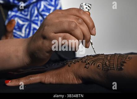 Henna artist Chelsea Stevenson, creator of Cardamom & Clove Henna ...