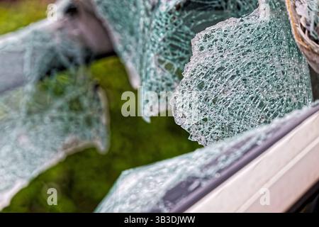 Unfall-Schaden. Zerbrochene Autoscheibe . Siegsdorf Bayern Deutschland ...