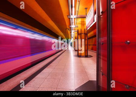 München Subway, München, U Bahn, Metro, U Bahnhof oder moderne ...