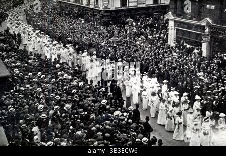 The funeral procession of Emily Wilding Davison, after she was killed ...
