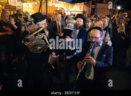 Hanau, Germany. 29th Apr, 2025. A "Schofer" (Torah scribe) adds the ...