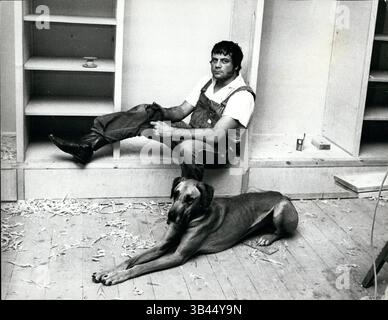 Jan. 09, 1972 - Oliver Reed, in workmen's gear, stands in front of ...