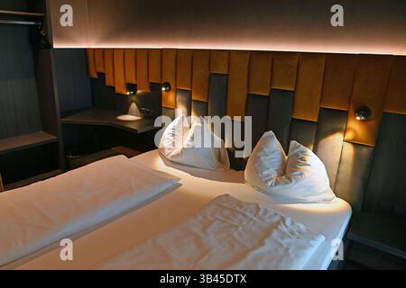 Themenfoto Hotel: leeres Hotelzimmer,Bett,Betten,Kissen,Doppelbett ...