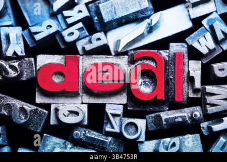 Bleilettern bilden den Schriftzug Deal *** Lead letters form the Deal ...