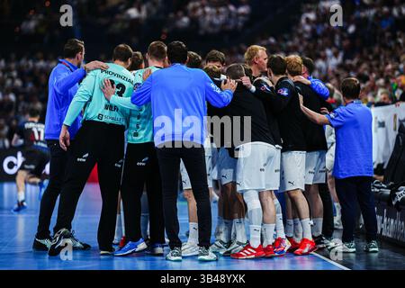 Kiel, Deutschland. 29th Apr, 2025. Hendrik Pekeler (THW Kiel, #61 ...