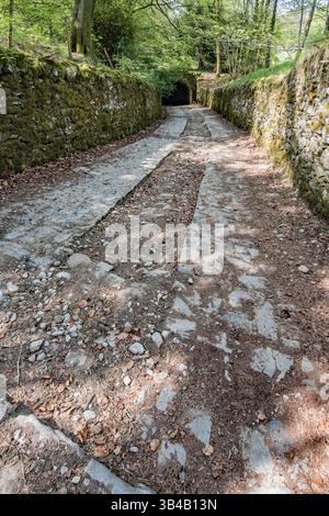 Crummack Lane links the pretty village of Austwick tp Clapahm village ...