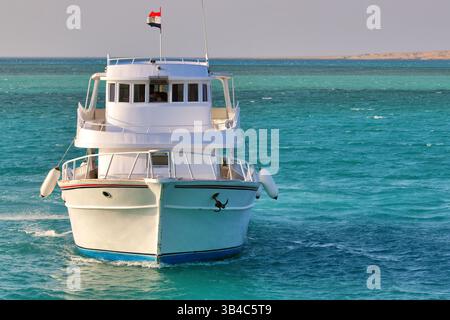 Yacht with Egyptian flag on Red Sea Stock Photo - Alamy
