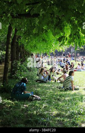 UCL students packed Gordon Square in Bloomsbury at lunchtime, on a hot ...