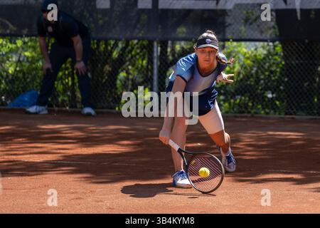Leonie Kung (SUI) spielt den Ball Stock Photo - Alamy