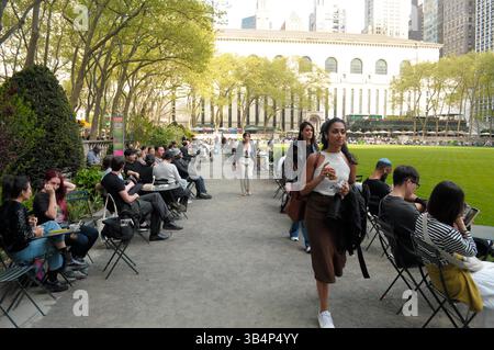 People walk in Bryant Park, Manhattan, New York City Stock Photo - Alamy