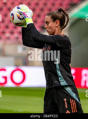 Ena Mahmutovic (FC FC Bayern Munich, 32) holds the ball GOOGLE PIXEL ...
