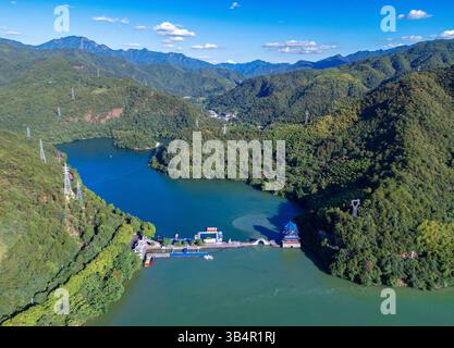 The scenery of the Little Three Gorges of Fuchun River in Tonglu County ...