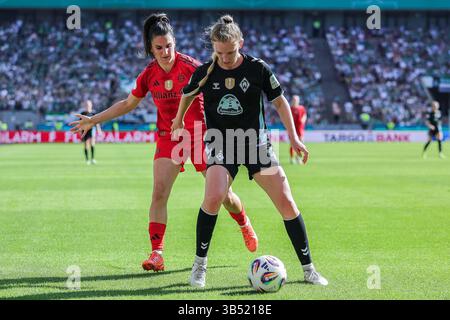 Kaylie Ronan (SV Werder Bremen, 4) am Ball, Freisteller, Einzelbild ...