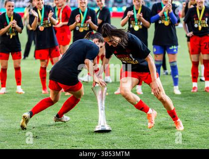 Bayern celebrate with Jovana Damnjanovic (FC FC Bayern Munich Women ...