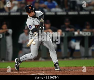 Detroit Tigers' Javier Báez hits a ground ball for an out against the ...