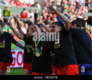 Bayern celebrate with Jovana Damnjanovic (FC FC Bayern Munich Women ...