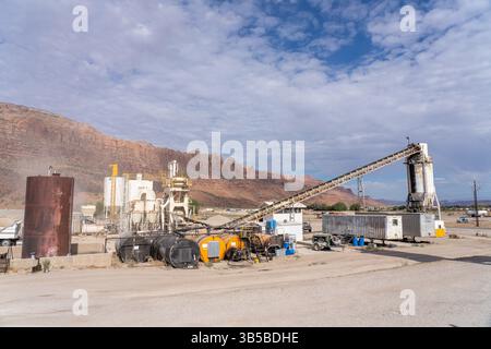 An asphalt batchmix plant near Moab, Utah Stock Photo - Alamy