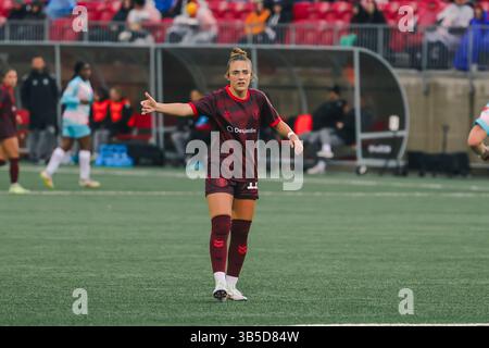Kaylee Hunter #11 of AFC Toronto dribble the ball during the Northern ...