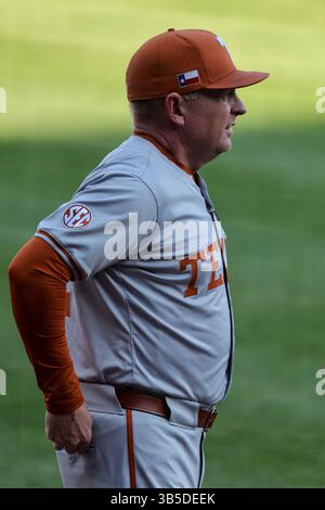 Texas head coach Jim Schlossnagle (22) prepares his team to compete ...