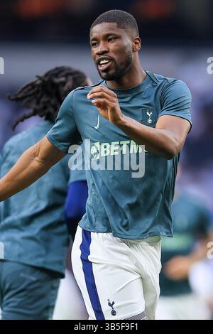 Tottenham Hotspur defender Kevin Danso (4) battles Chelsea defender ...