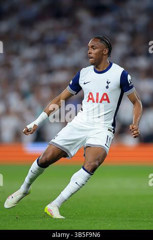 Tottenham Hotspur forward Mathys Tel (11) prepares to take a corner ...