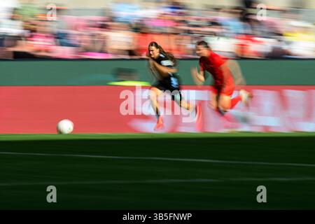 Tuana Mahmoud (SV Werder Bremen, 10) am Ball, Einzelbild, Ganzkörper ...