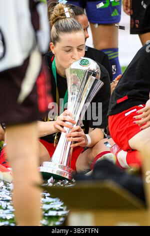 Alara Sehitler (FC FC Bayern Munich Women, #14) and Momoko Tanikawa (FC ...