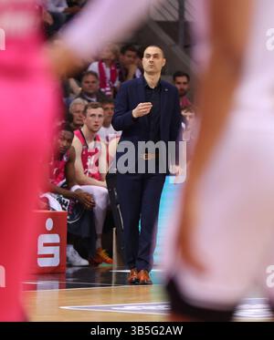 Marko Stankovic (Telekom Baskets Bonn, Headcoach) gives instructions ...