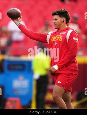 Kansas City Chiefs quarterback Patrick Mahomes talks with quarterbacks ...