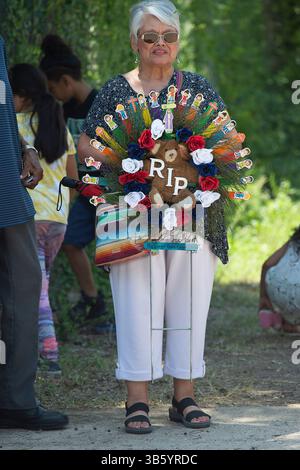 May 29, 2022: A resident stands in line to give their respects to the ...