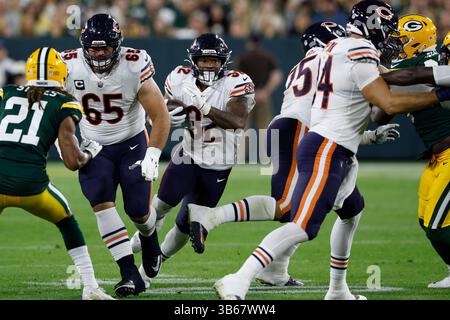 Chicago Bears offensive tackle Larry Borom (75) blocks against the ...
