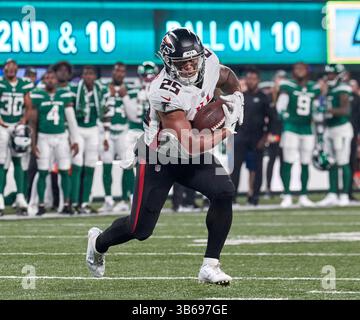 Atlanta Falcons running back Tyler Allgeier (25) runs drills during an ...