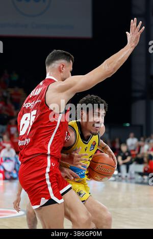 Filip Stanic (Bamberg Baskets, #65) - zieht mit Ball zum Korb / GER ...