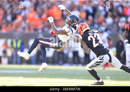 Houston Texans wide receiver Tank Dell (1) participates in the NFL ...