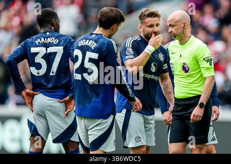 Luke Shaw of Manchester United speaks with Lisandro Martinez of ...