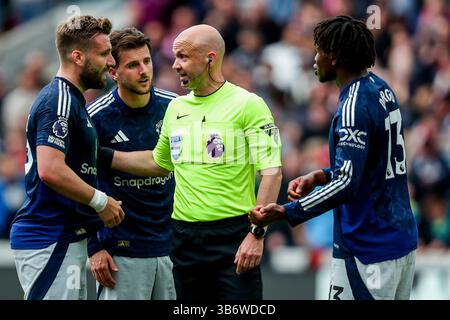 Luke Shaw of Manchester United speaks with Lisandro Martinez of ...