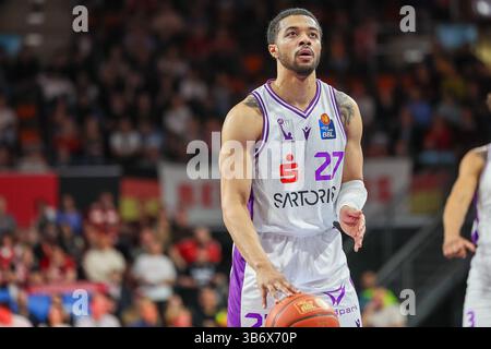 Marcus Shaver Jr. (BG Goettingen, #27) mit Ball im Zweikampf mit Justuz ...