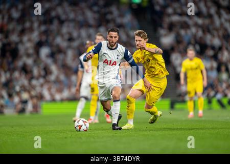 London, England, May 30 2025: Fran Kirby (20 England) controls the ball ...