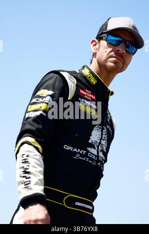 Rockingham, Nc, USA. 18th Apr, 2025. Toni Breidinger (5) gets ready to ...