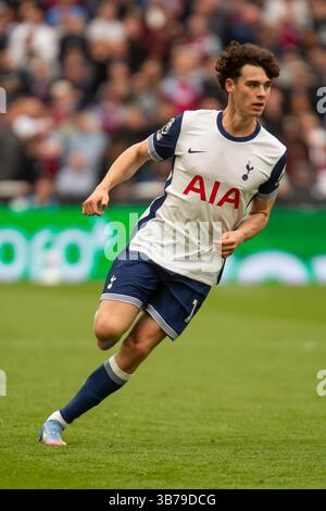 Archie Gray of Tottenham Hotspur during the Emirates FA Cup Third Round ...