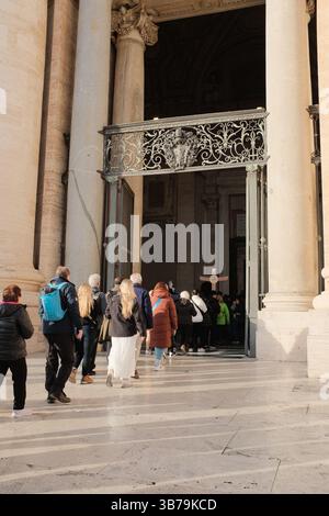 Pilgrims and tourists entering Saint Peters Basilica holy door in ...