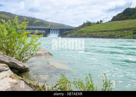 The Clyde Dam and hydroelectric power station on the Clutha River ...