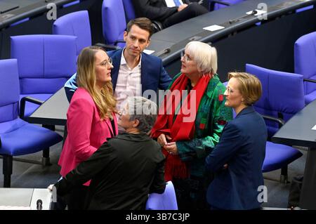 Deutscher Bundestag, 4. Plenarsitzung Claudia Roth Gruene im Plenum bei ...