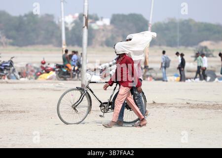 Indian people brave heat wave conditions during a hot summer day at the ...