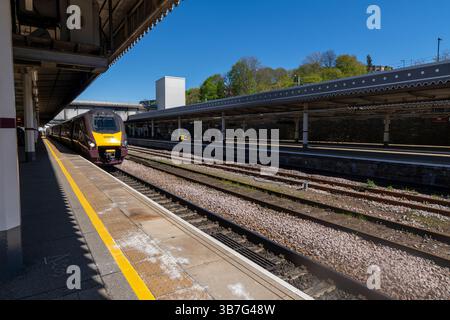 Image of Sheffield train station interior showing the platforms Stock ...